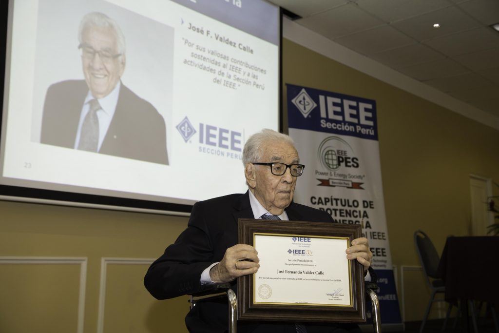 IEEE rinde homenaje al ingeniero José Valdez, cofundador de Cosapi